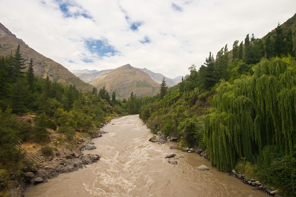 Descubra os melhores lugares para praticar rafting em Santiago | LATAM