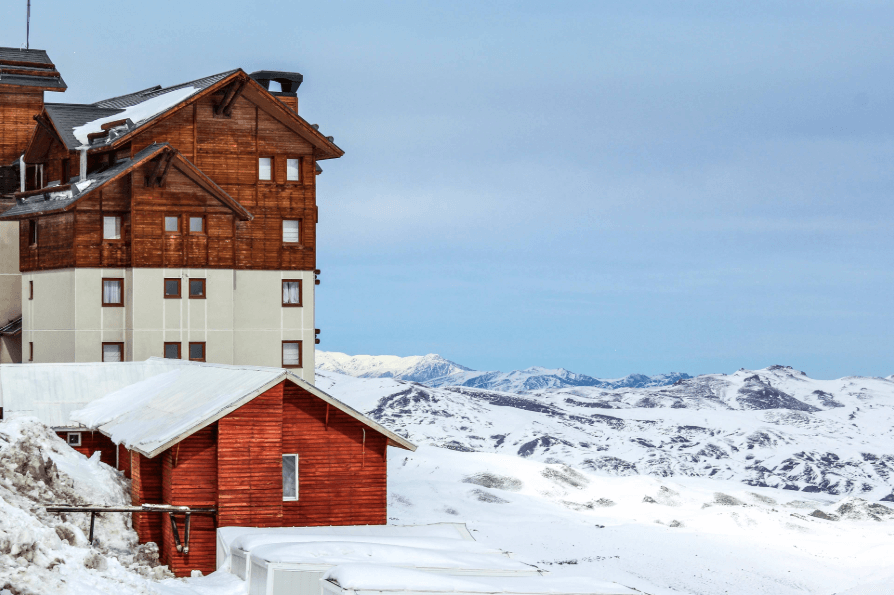 El mejor plan en Santiago para disfrutar de la nieve y el vino | LATAM ...